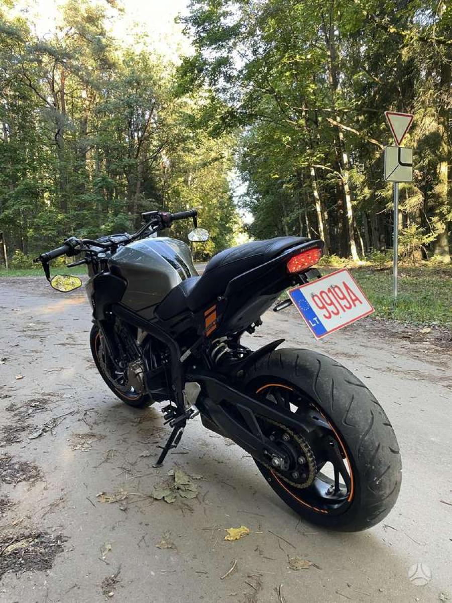 Melns Honda CB 2018 Šauļi, ar dzinēja tilpumu 0.65 L un nobraukumu 33 tūkst. km par 3999 €, foto 6 vietnē AUTOMOTO.COM.LV
