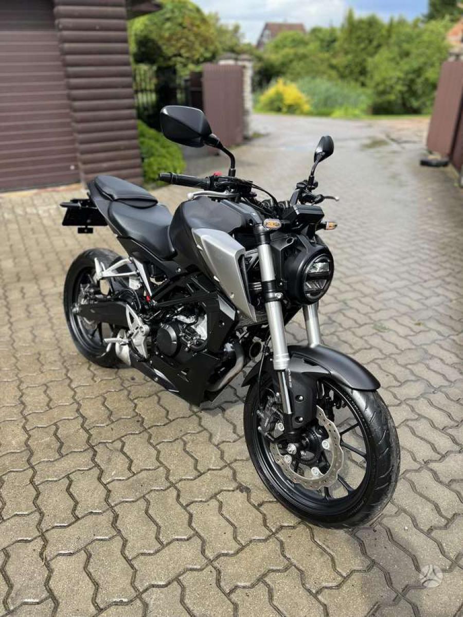 Black Honda CB 2018 in Prienai, with an engine capacity of 0.13 L and mileage of 20 thousand km for 2999 €, photo 1 on AUTOMOTO.COM.LV