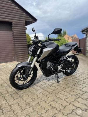 Black Honda CB 2018 in Prienai, with an engine capacity of 0.13 L and mileage of 20 thousand km for 2999 €, photo 3 on AUTOMOTO.COM.LV