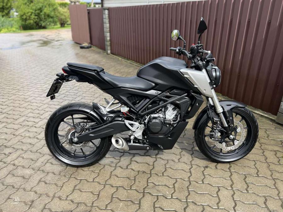 Black Honda CB 2018 in Prienai, with an engine capacity of 0.13 L and mileage of 20 thousand km for 2999 €, photo 4 on AUTOMOTO.COM.LV