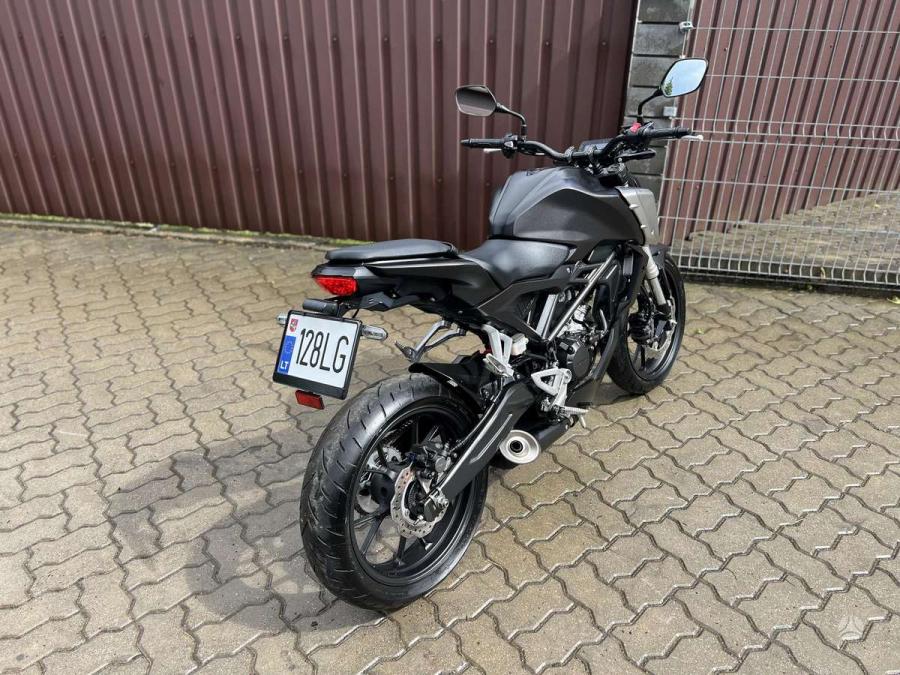 Black Honda CB 2018 in Prienai, with an engine capacity of 0.13 L and mileage of 20 thousand km for 2999 €, photo 6 on AUTOMOTO.COM.LV