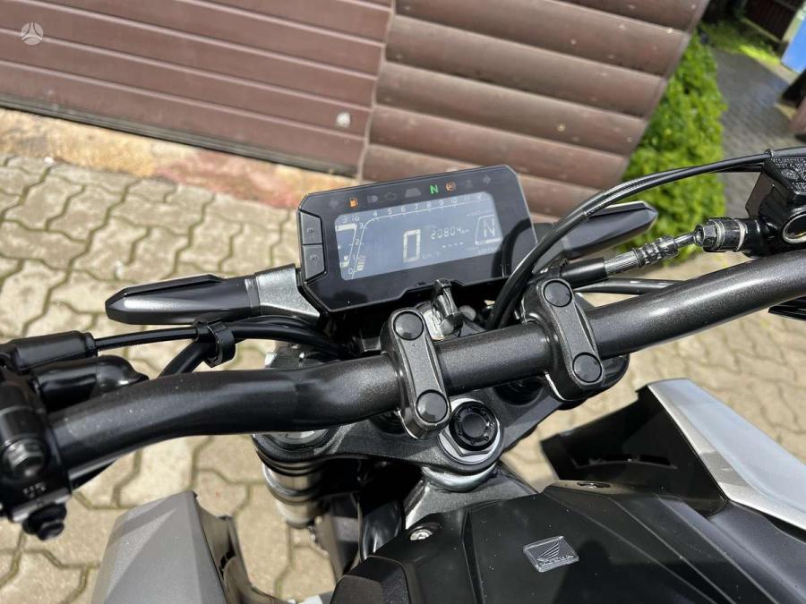 Black Honda CB 2018 in Prienai, with an engine capacity of 0.13 L and mileage of 20 thousand km for 2999 €, photo 11 on AUTOMOTO.COM.LV
