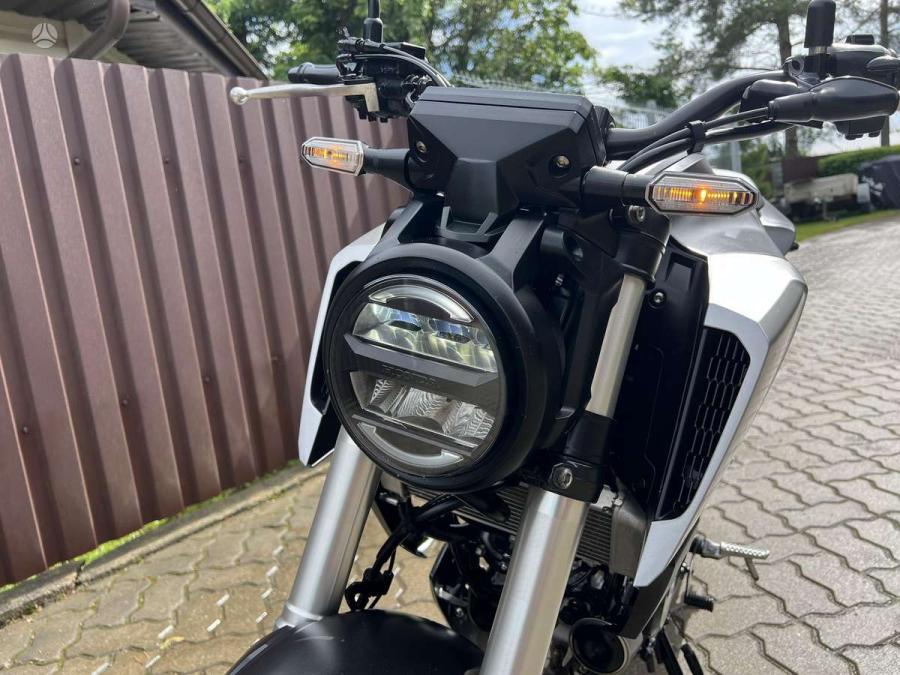 Black Honda CB 2018 in Prienai, with an engine capacity of 0.13 L and mileage of 20 thousand km for 2999 €, photo 12 on AUTOMOTO.COM.LV