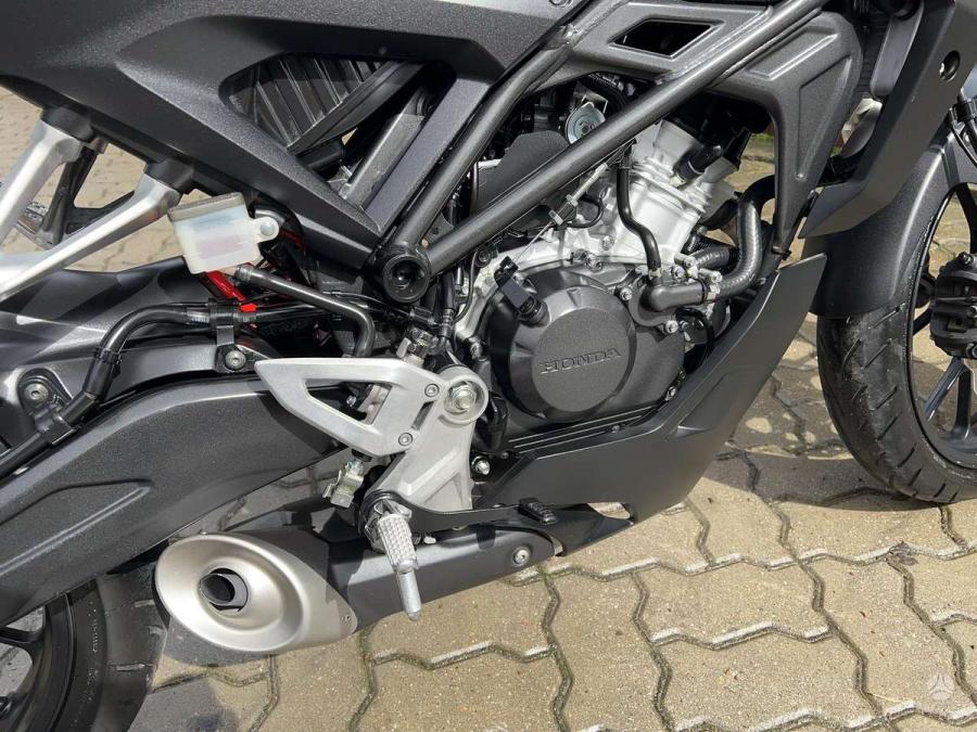 Black Honda CB 2018 in Prienai, with an engine capacity of 0.13 L and mileage of 20 thousand km for 2999 €, photo 14 on AUTOMOTO.COM.LV