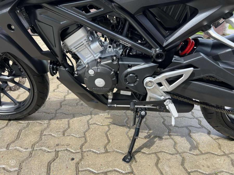 Black Honda CB 2018 in Prienai, with an engine capacity of 0.13 L and mileage of 20 thousand km for 2999 €, photo 16 on AUTOMOTO.COM.LV
