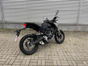 Black Honda CB 2018 in Vilnius, with an engine capacity of 0.13 L and mileage of 8 thousand km for 3490 €, photo 3 on AUTOMOTO.COM.LV