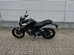 Black Honda CB 2018 in Vilnius, with an engine capacity of 0.13 L and mileage of 8 thousand km for 3490 €, photo 5 on AUTOMOTO.COM.LV