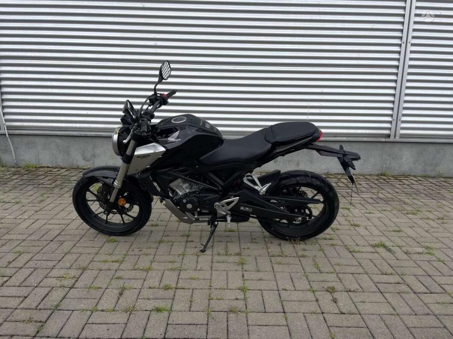Black Honda CB 2018 in Vilnius, with an engine capacity of 0.13 L and mileage of 8 thousand km for 3490 €, photo 5 on AUTOMOTO.COM.LV