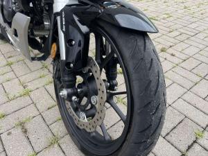 Black Honda CB 2018 in Vilnius, with an engine capacity of 0.13 L and mileage of 8 thousand km for 3490 €, photo 6 on AUTOMOTO.COM.LV