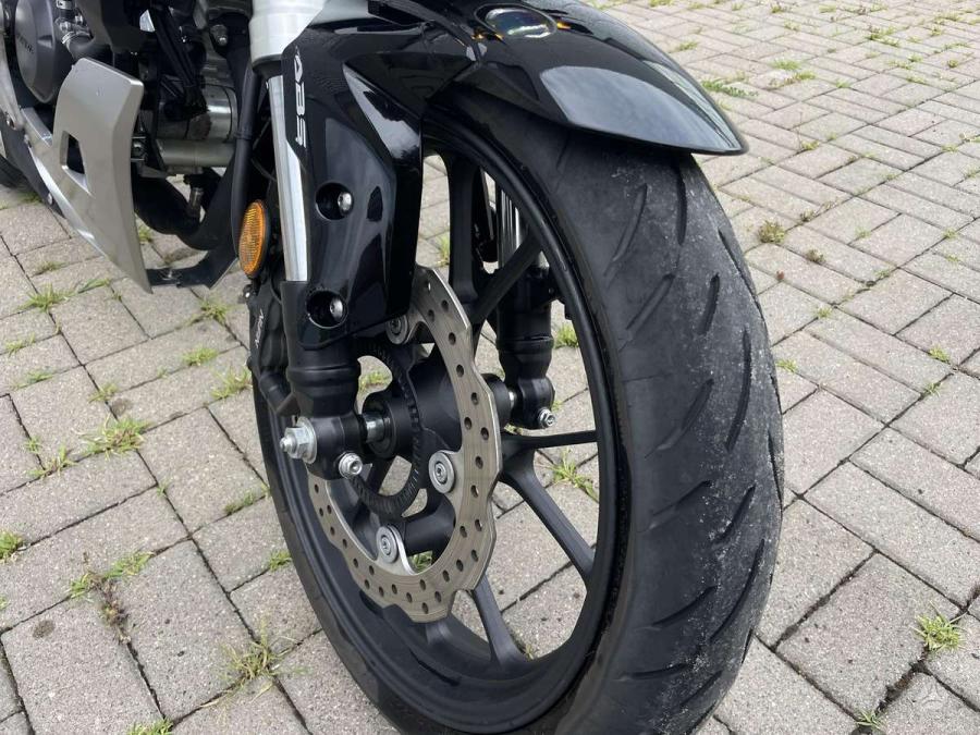 Black Honda CB 2018 in Vilnius, with an engine capacity of 0.13 L and mileage of 8 thousand km for 3490 €, photo 6 on AUTOMOTO.COM.LV