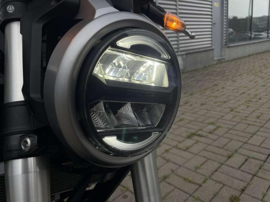 Black Honda CB 2018 in Vilnius, with an engine capacity of 0.13 L and mileage of 8 thousand km for 3490 €, photo 7 on AUTOMOTO.COM.LV