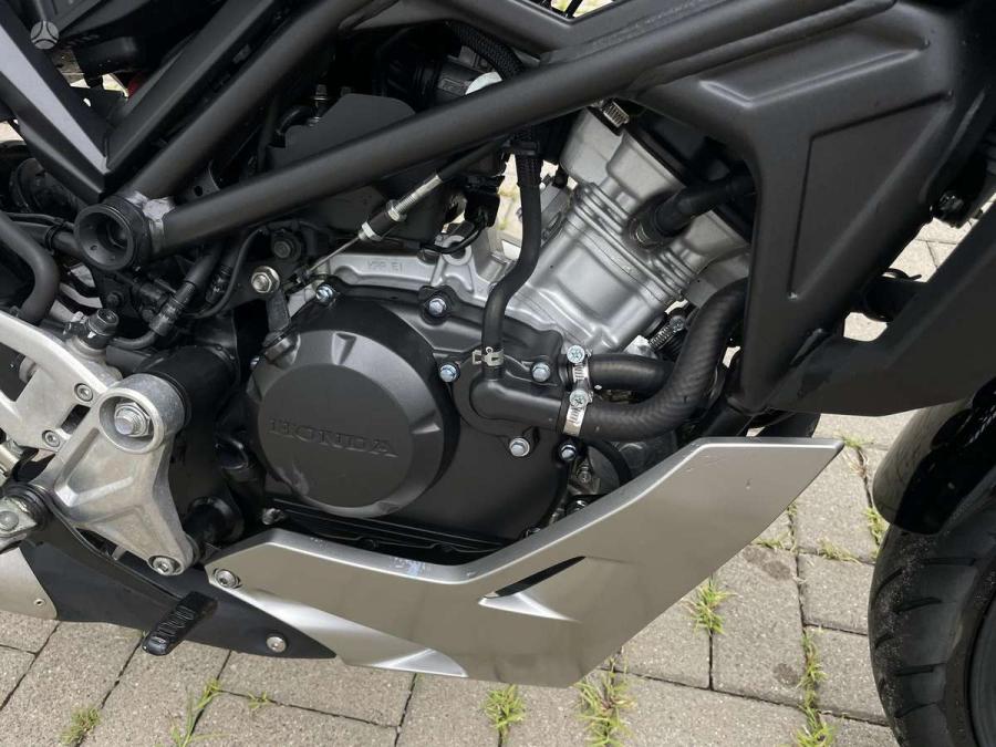 Black Honda CB 2018 in Vilnius, with an engine capacity of 0.13 L and mileage of 8 thousand km for 3490 €, photo 9 on AUTOMOTO.COM.LV