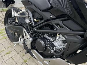 Black Honda CB 2018 in Vilnius, with an engine capacity of 0.13 L and mileage of 8 thousand km for 3490 €, photo 10 on AUTOMOTO.COM.LV