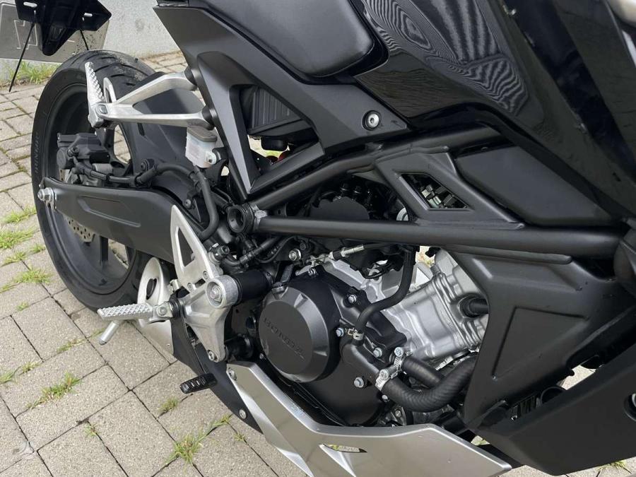 Black Honda CB 2018 in Vilnius, with an engine capacity of 0.13 L and mileage of 8 thousand km for 3490 €, photo 10 on AUTOMOTO.COM.LV