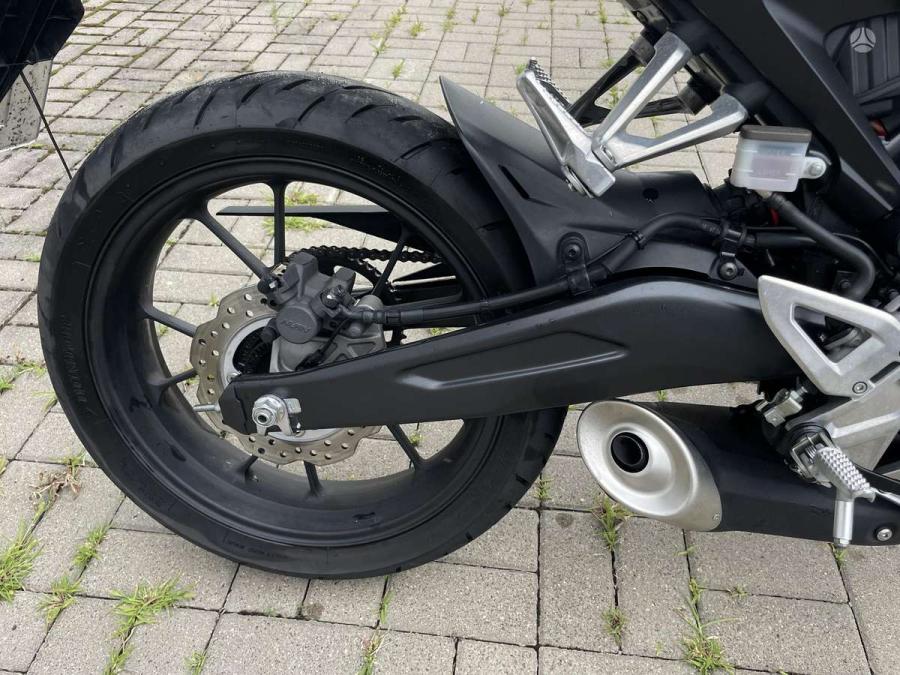 Black Honda CB 2018 in Vilnius, with an engine capacity of 0.13 L and mileage of 8 thousand km for 3490 €, photo 12 on AUTOMOTO.COM.LV