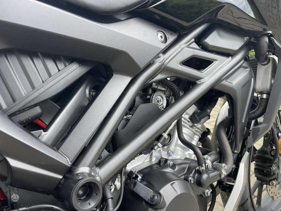 Black Honda CB 2018 in Vilnius, with an engine capacity of 0.13 L and mileage of 8 thousand km for 3490 €, photo 13 on AUTOMOTO.COM.LV