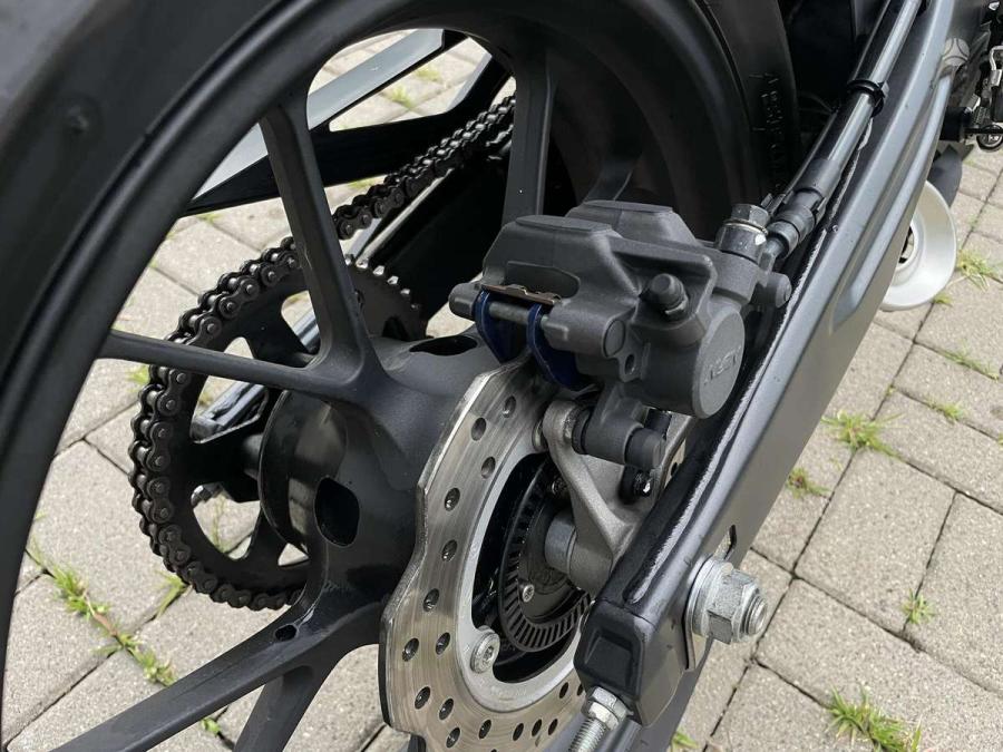 Black Honda CB 2018 in Vilnius, with an engine capacity of 0.13 L and mileage of 8 thousand km for 3490 €, photo 14 on AUTOMOTO.COM.LV