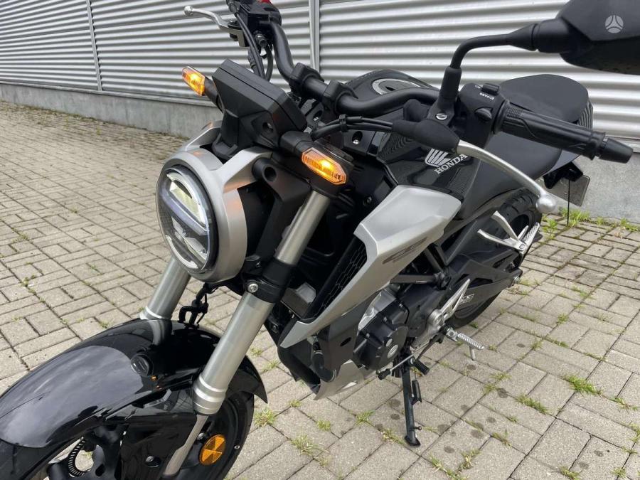 Black Honda CB 2018 in Vilnius, with an engine capacity of 0.13 L and mileage of 8 thousand km for 3490 €, photo 15 on AUTOMOTO.COM.LV