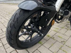 Black Honda CB 2018 in Vilnius, with an engine capacity of 0.13 L and mileage of 8 thousand km for 3490 €, photo 16 on AUTOMOTO.COM.LV