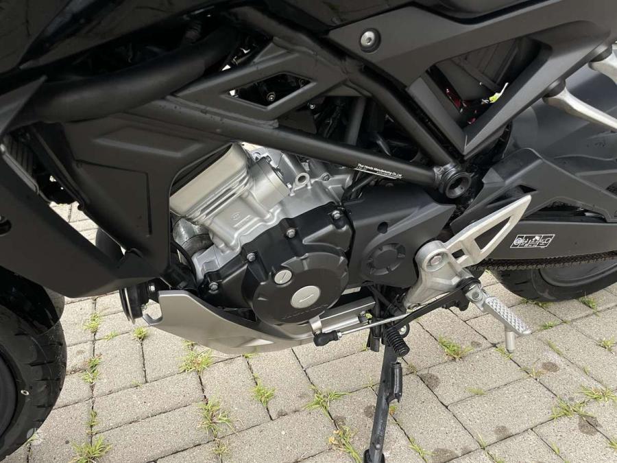 Black Honda CB 2018 in Vilnius, with an engine capacity of 0.13 L and mileage of 8 thousand km for 3490 €, photo 17 on AUTOMOTO.COM.LV
