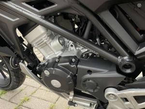 Black Honda CB 2018 in Vilnius, with an engine capacity of 0.13 L and mileage of 8 thousand km for 3490 €, photo 18 on AUTOMOTO.COM.LV