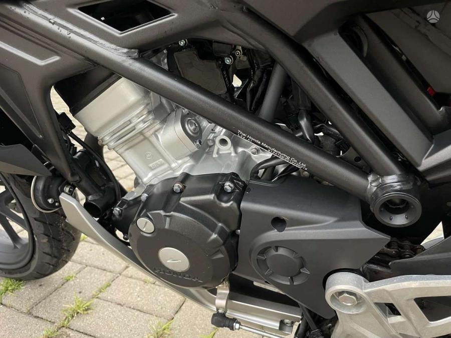 Black Honda CB 2018 in Vilnius, with an engine capacity of 0.13 L and mileage of 8 thousand km for 3490 €, photo 18 on AUTOMOTO.COM.LV