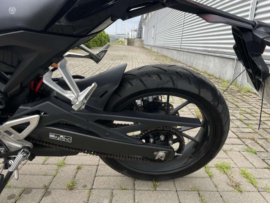 Black Honda CB 2018 in Vilnius, with an engine capacity of 0.13 L and mileage of 8 thousand km for 3490 €, photo 19 on AUTOMOTO.COM.LV