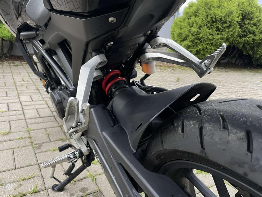 Black Honda CB 2018 in Vilnius, with an engine capacity of 0.13 L and mileage of 8 thousand km for 3490 €, photo 21 on AUTOMOTO.COM.LV