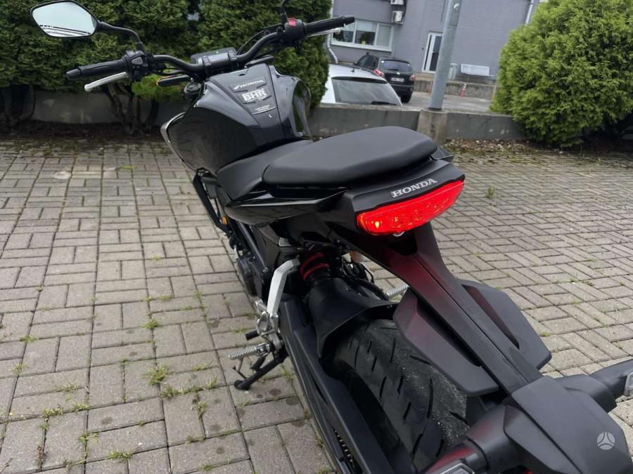 Black Honda CB 2018 in Vilnius, with an engine capacity of 0.13 L and mileage of 8 thousand km for 3490 €, photo 22 on AUTOMOTO.COM.LV