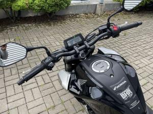 Black Honda CB 2018 in Vilnius, with an engine capacity of 0.13 L and mileage of 8 thousand km for 3490 €, photo 23 on AUTOMOTO.COM.LV