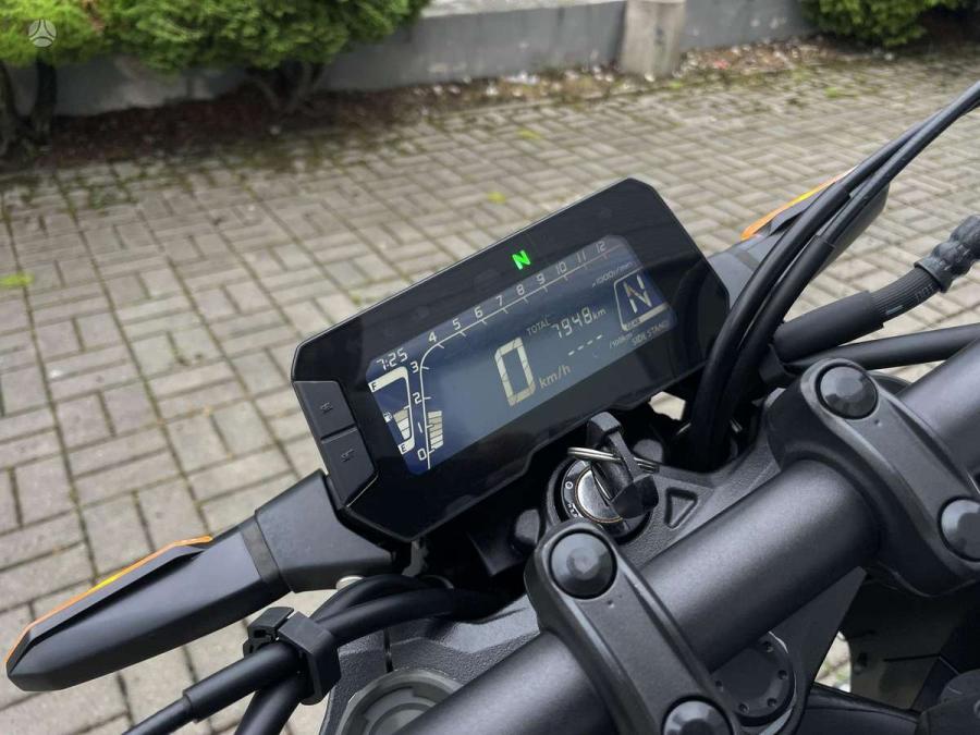 Black Honda CB 2018 in Vilnius, with an engine capacity of 0.13 L and mileage of 8 thousand km for 3490 €, photo 24 on AUTOMOTO.COM.LV