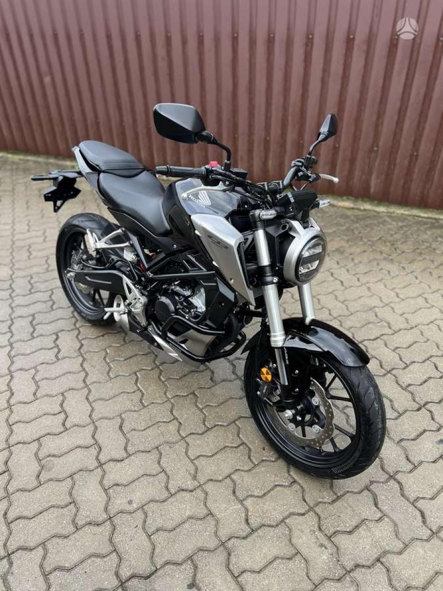 Black Honda CB 2018 in Prienai, with an engine capacity of 0.13 L and mileage of 18 thousand km for 3150 €, photo 1 on AUTOMOTO.COM.LV