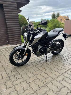 Black Honda CB 2018 in Prienai, with an engine capacity of 0.13 L and mileage of 18 thousand km for 3150 €, photo 3 on AUTOMOTO.COM.LV