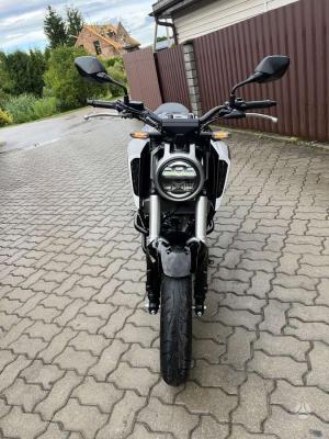 Black Honda CB 2018 in Prienai, with an engine capacity of 0.13 L and mileage of 18 thousand km for 3150 €, photo 4 on AUTOMOTO.COM.LV