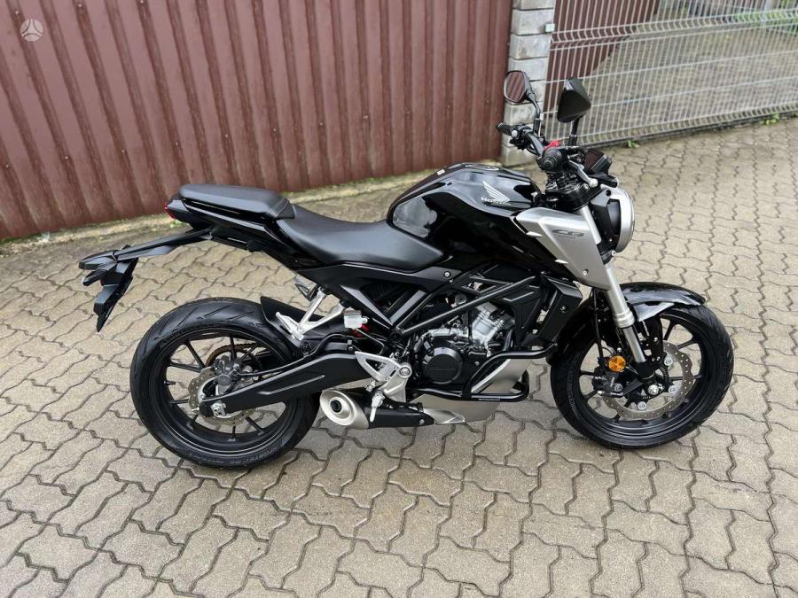 Black Honda CB 2018 in Prienai, with an engine capacity of 0.13 L and mileage of 18 thousand km for 3150 €, photo 5 on AUTOMOTO.COM.LV