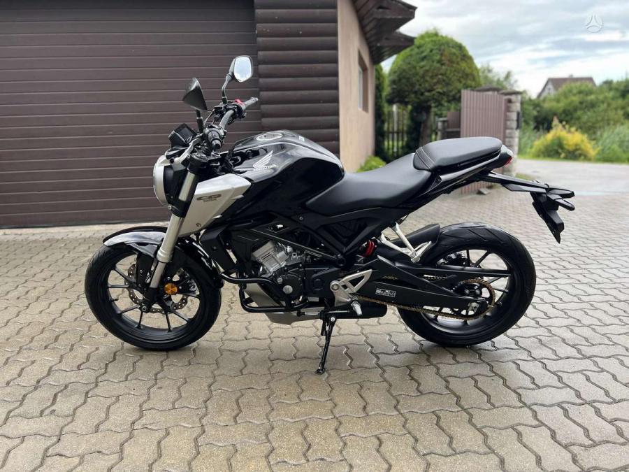 Black Honda CB 2018 in Prienai, with an engine capacity of 0.13 L and mileage of 18 thousand km for 3150 €, photo 6 on AUTOMOTO.COM.LV