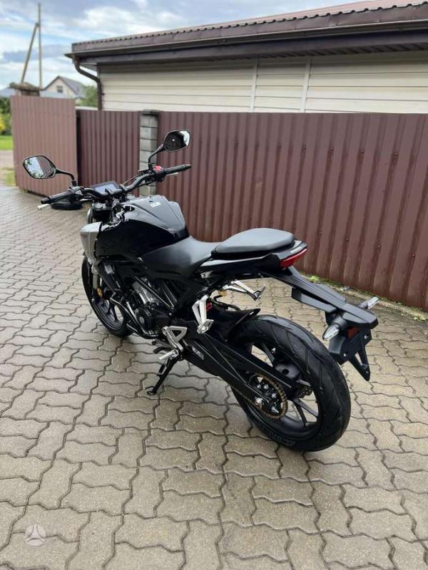 Melns Honda CB 2018 Prienai, ar dzinēja tilpumu 0.13 L un nobraukumu 18 tūkst. km par 3150 €, foto 6 vietnē AUTOMOTO.COM.LV