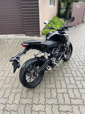 Black Honda CB 2018 in Prienai, with an engine capacity of 0.13 L and mileage of 18 thousand km for 3150 €, photo 8 on AUTOMOTO.COM.LV