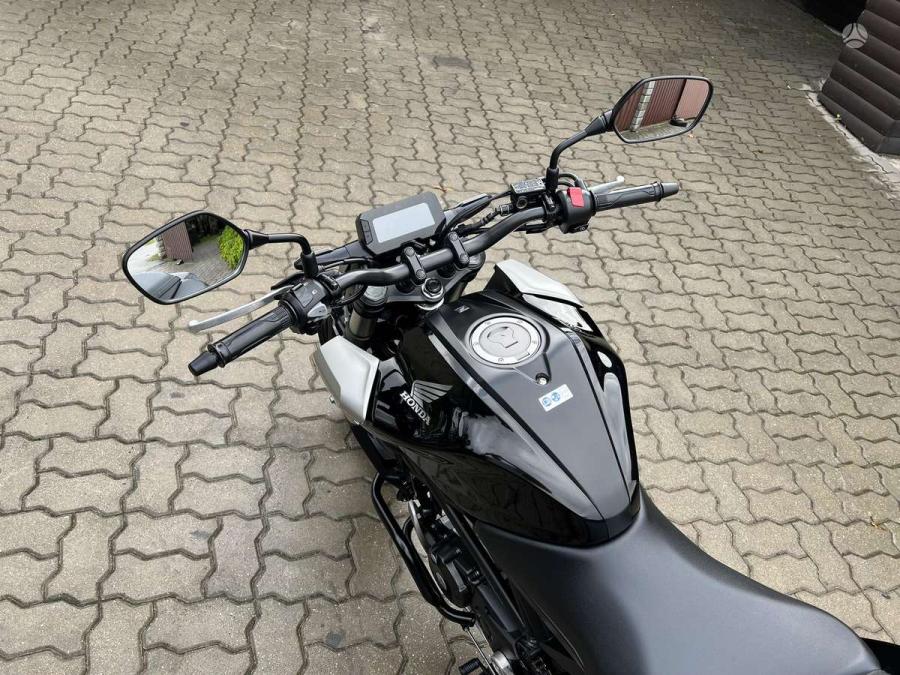 Black Honda CB 2018 in Prienai, with an engine capacity of 0.13 L and mileage of 18 thousand km for 3150 €, photo 10 on AUTOMOTO.COM.LV