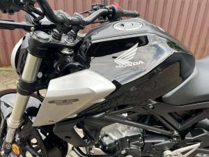 Black Honda CB 2018 in Prienai, with an engine capacity of 0.13 L and mileage of 18 thousand km for 3150 €, photo 12 on AUTOMOTO.COM.LV