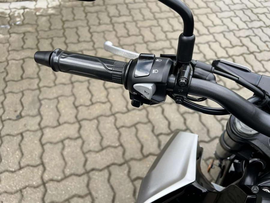 Black Honda CB 2018 in Prienai, with an engine capacity of 0.13 L and mileage of 18 thousand km for 3150 €, photo 13 on AUTOMOTO.COM.LV