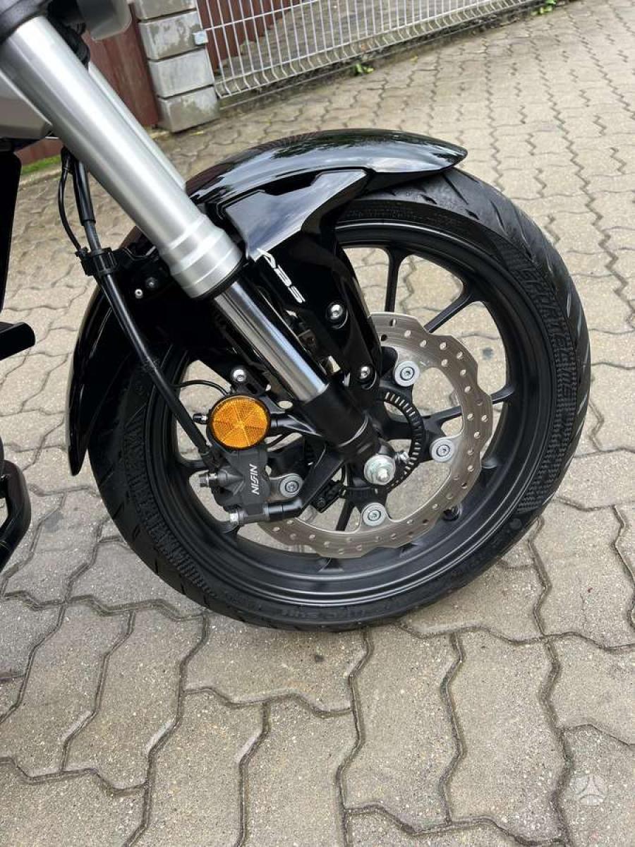 Black Honda CB 2018 in Prienai, with an engine capacity of 0.13 L and mileage of 18 thousand km for 3150 €, photo 16 on AUTOMOTO.COM.LV