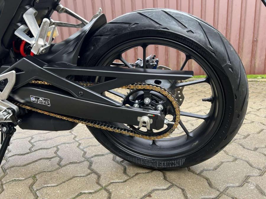 Black Honda CB 2018 in Prienai, with an engine capacity of 0.13 L and mileage of 18 thousand km for 3150 €, photo 17 on AUTOMOTO.COM.LV