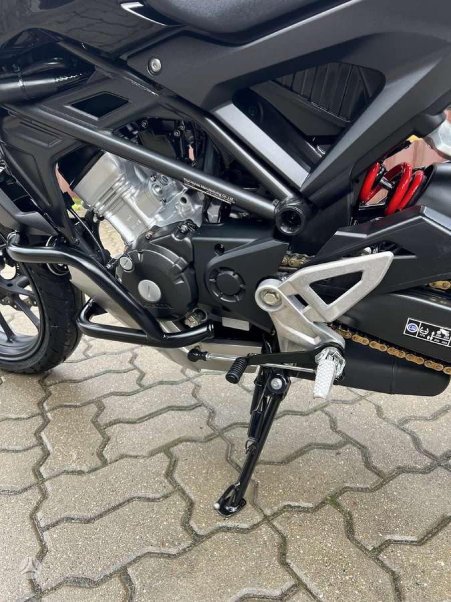 Black Honda CB 2018 in Prienai, with an engine capacity of 0.13 L and mileage of 18 thousand km for 3150 €, photo 18 on AUTOMOTO.COM.LV