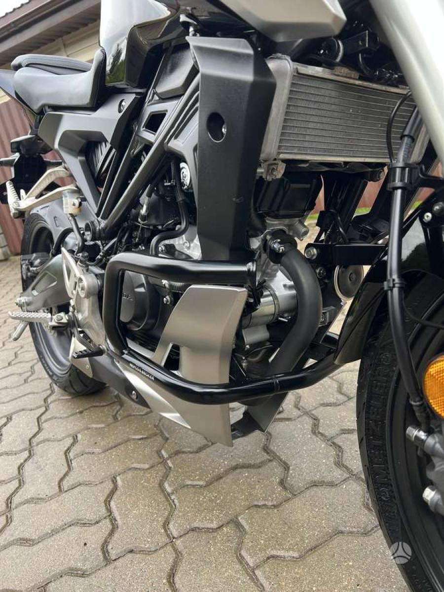 Black Honda CB 2018 in Prienai, with an engine capacity of 0.13 L and mileage of 18 thousand km for 3150 €, photo 19 on AUTOMOTO.COM.LV