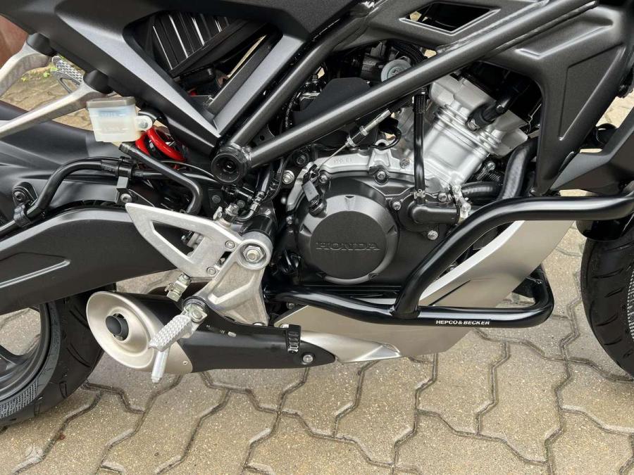 Black Honda CB 2018 in Prienai, with an engine capacity of 0.13 L and mileage of 18 thousand km for 3150 €, photo 20 on AUTOMOTO.COM.LV