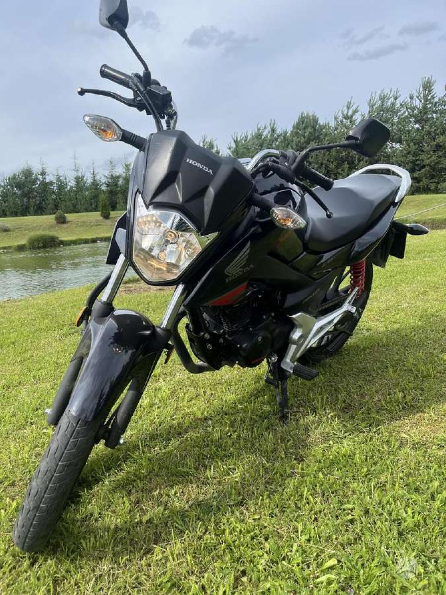 Black Honda CB 2018 in Marijampole, with an engine capacity of 0.13 L and mileage of 10 thousand km for 2050 €, photo 3 on AUTOMOTO.COM.LV