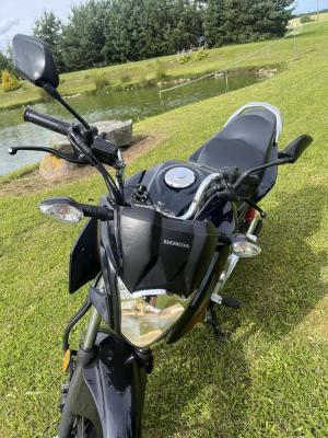 Black Honda CB 2018 in Marijampole, with an engine capacity of 0.13 L and mileage of 10 thousand km for 2050 €, photo 4 on AUTOMOTO.COM.LV