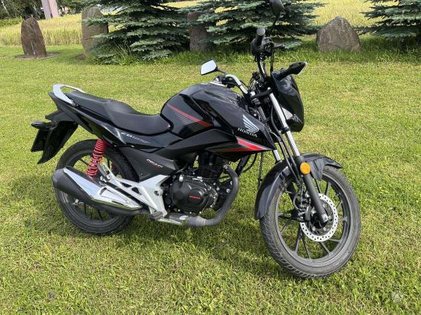 Melns Honda CB 2018 Marijampole, ar dzinēja tilpumu 0.13 L un nobraukumu 10 tūkst. km par 2050 €, foto 4 vietnē AUTOMOTO.COM.LV