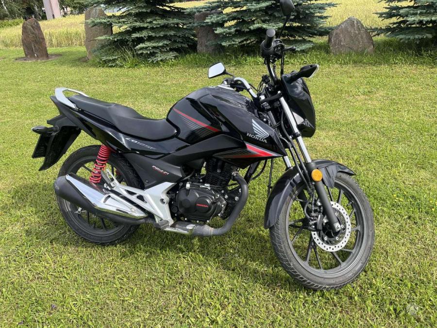 Black Honda CB 2018 in Marijampole, with an engine capacity of 0.13 L and mileage of 10 thousand km for 2050 €, photo 5 on AUTOMOTO.COM.LV